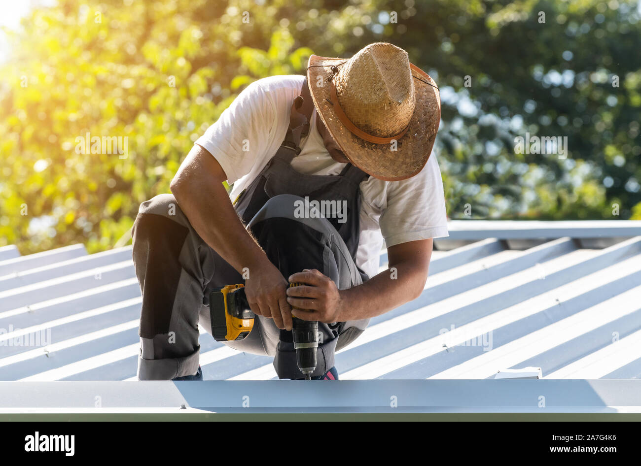 Roofer construction worker works in a construction site Stock Photo - Alamy