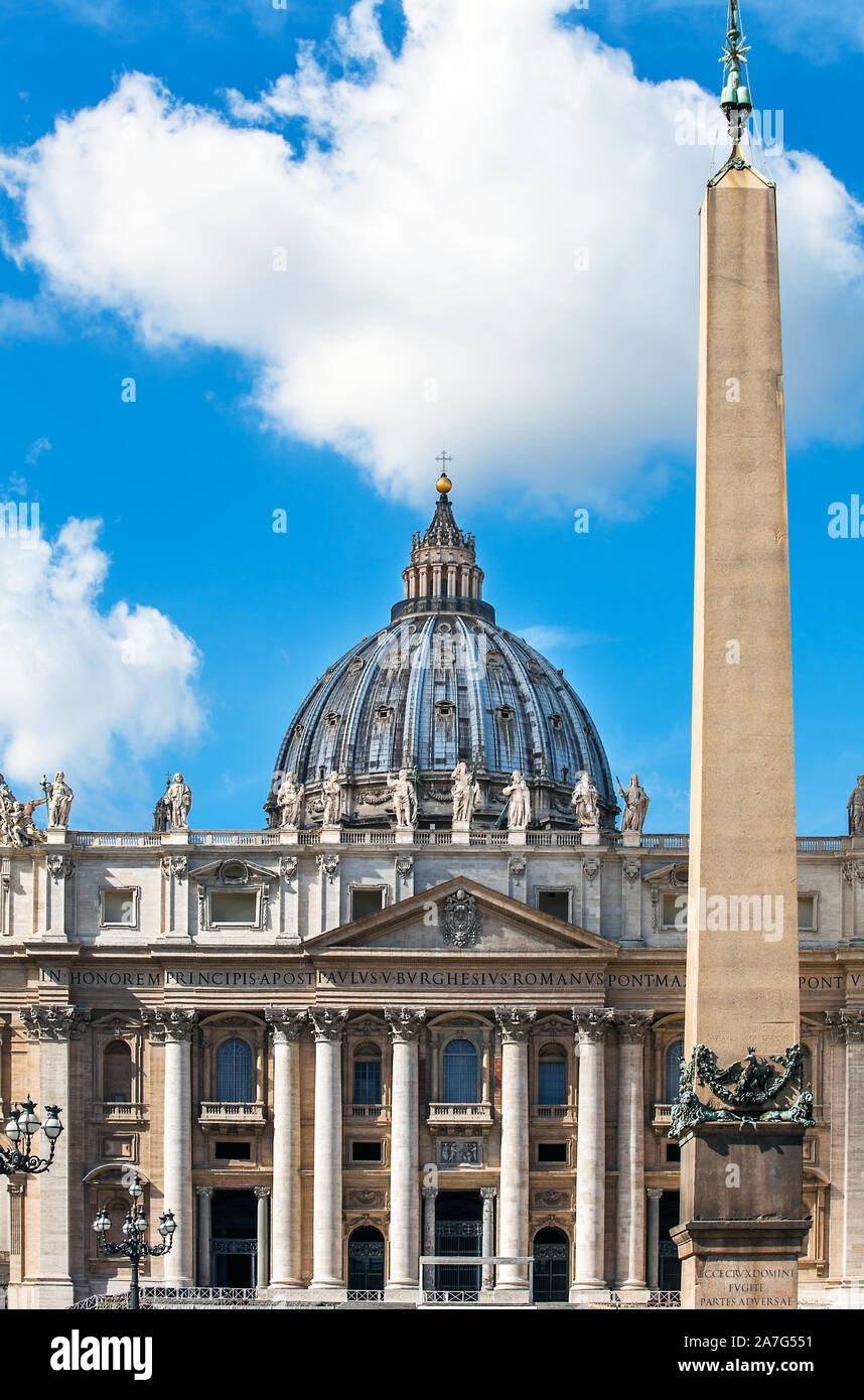 Statue on st peters square in rome hi-res stock photography and images ...