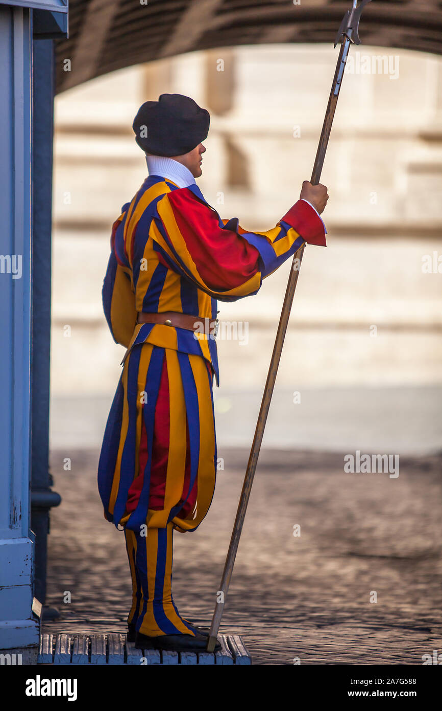 Swiss guardsman at st peters basilica hi-res stock photography and ...