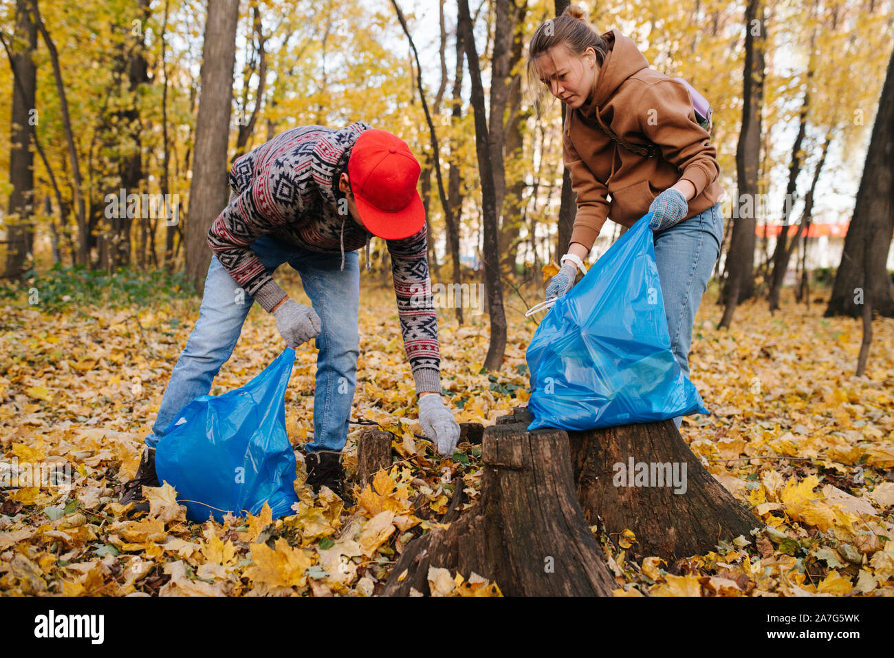 Young people collecting garbage hi-res stock photography and images - Alamy