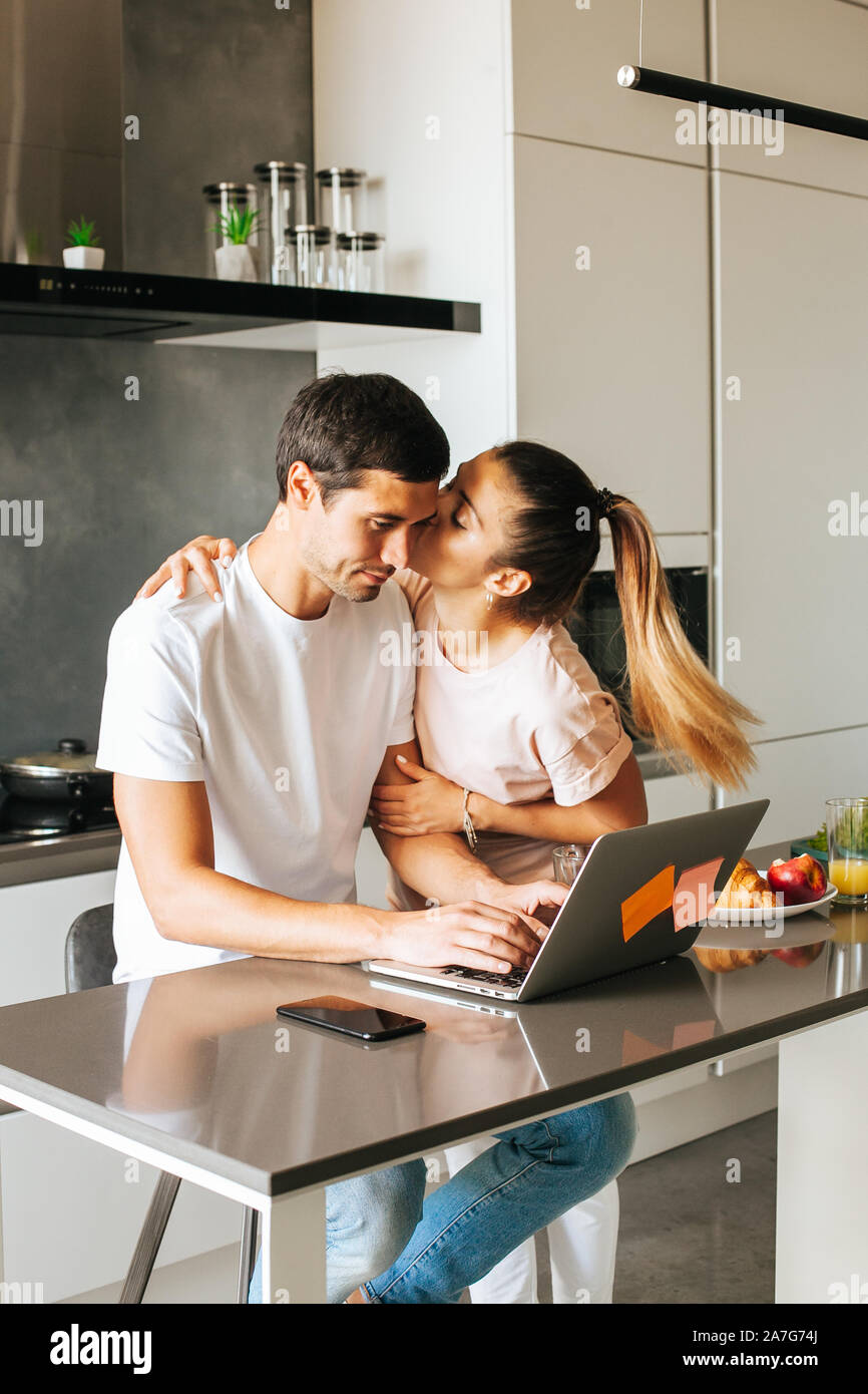 Family laptop kitchen cooking hi-res stock photography and images - Alamy