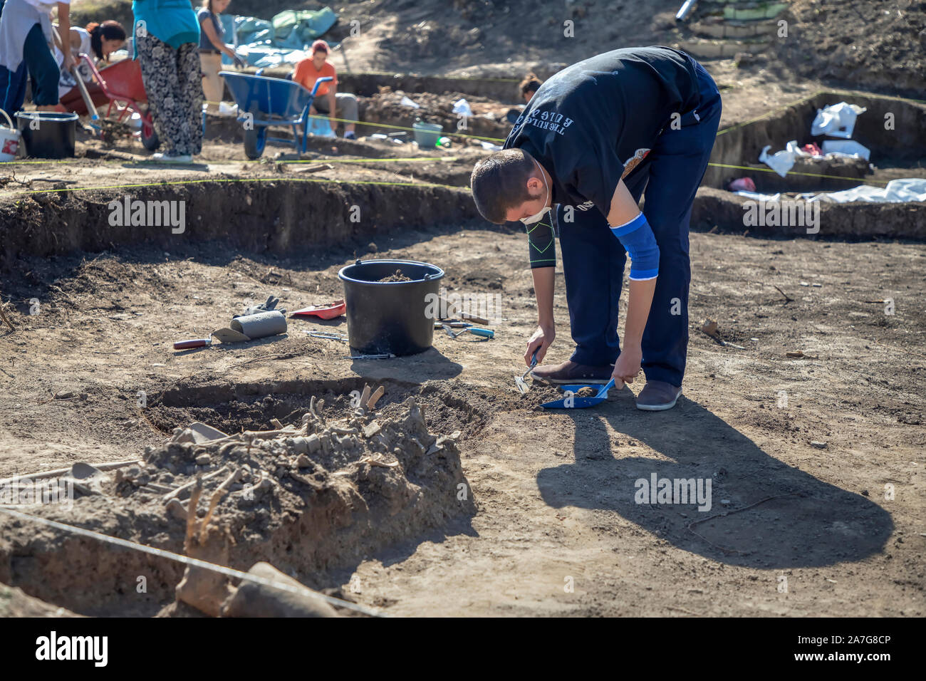 Man working with bones hi-res stock photography and images - Alamy