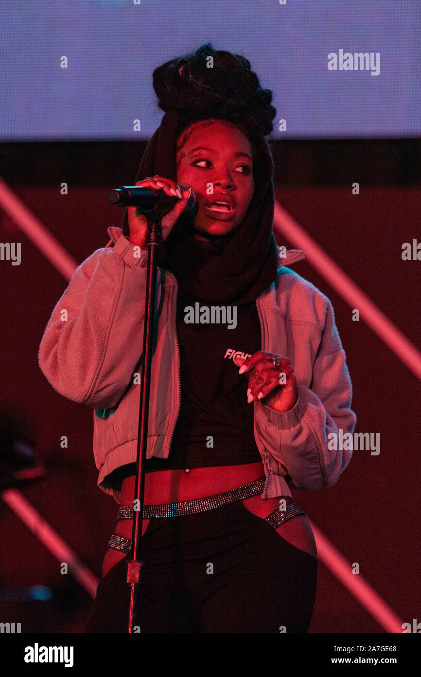 Summer walker singer hi-res stock photography and images - Alamy