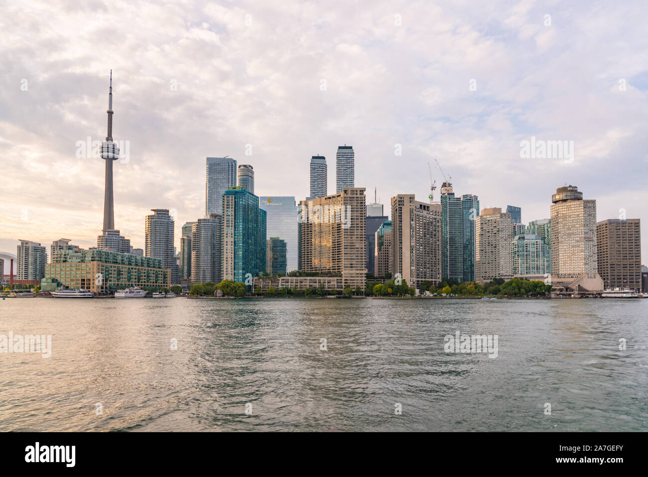 Toronto skyline daytime panorama hi-res stock photography and images ...