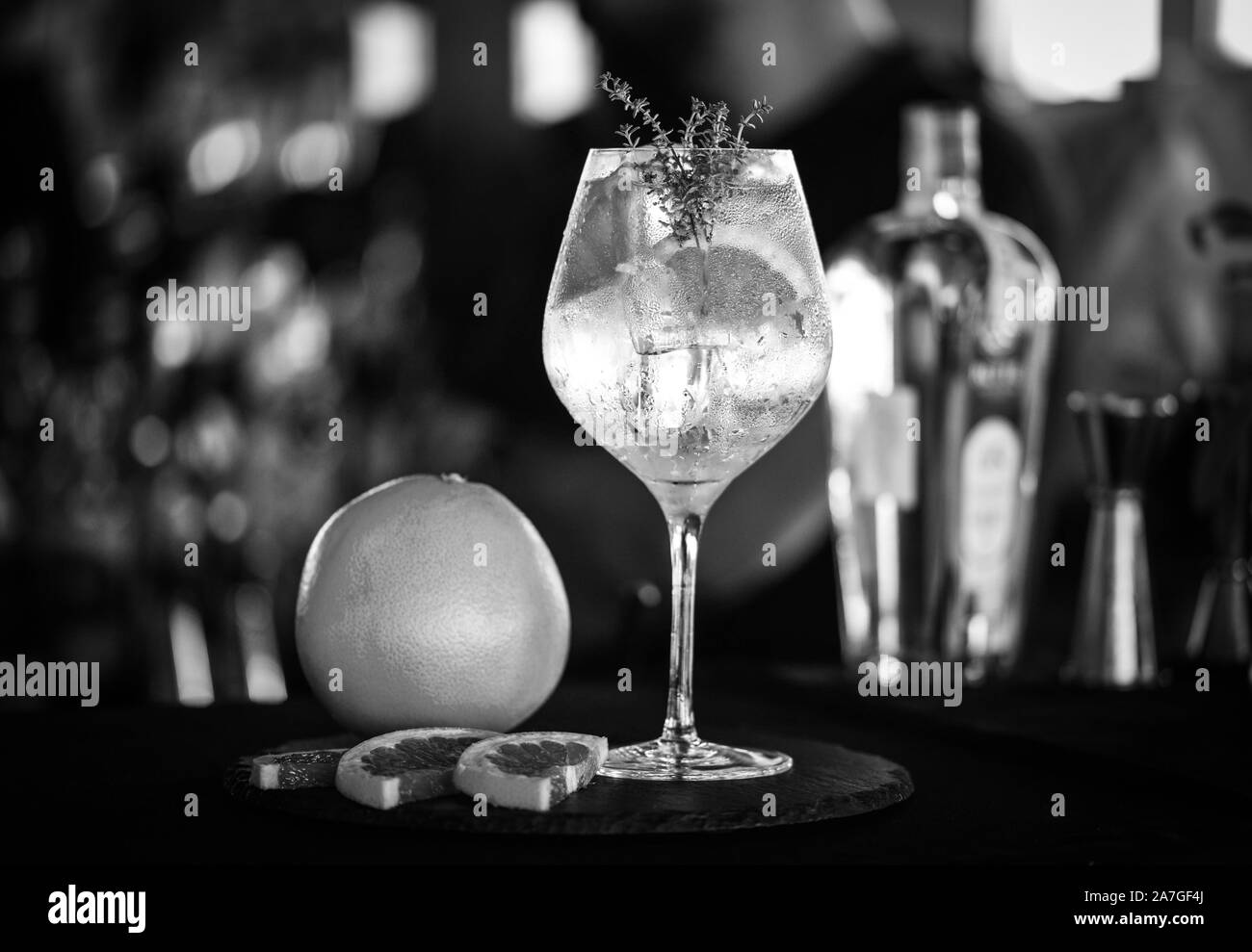 fresh gin tonic beverage with fruits & spices Stock Photo - Alamy
