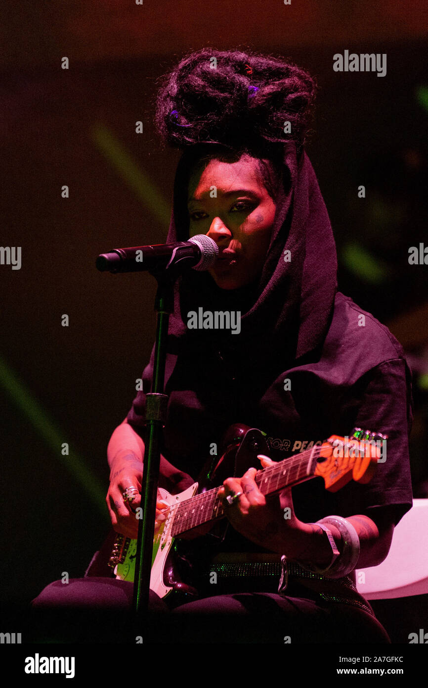 Summer walker singer hi-res stock photography and images - Alamy