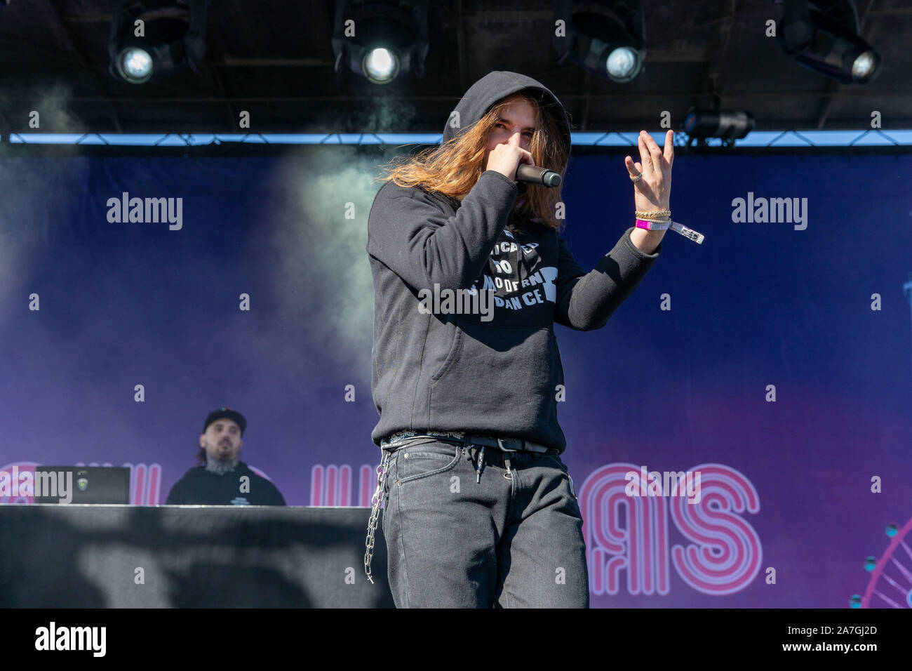 The pinch singer hi-res stock photography and images - Alamy