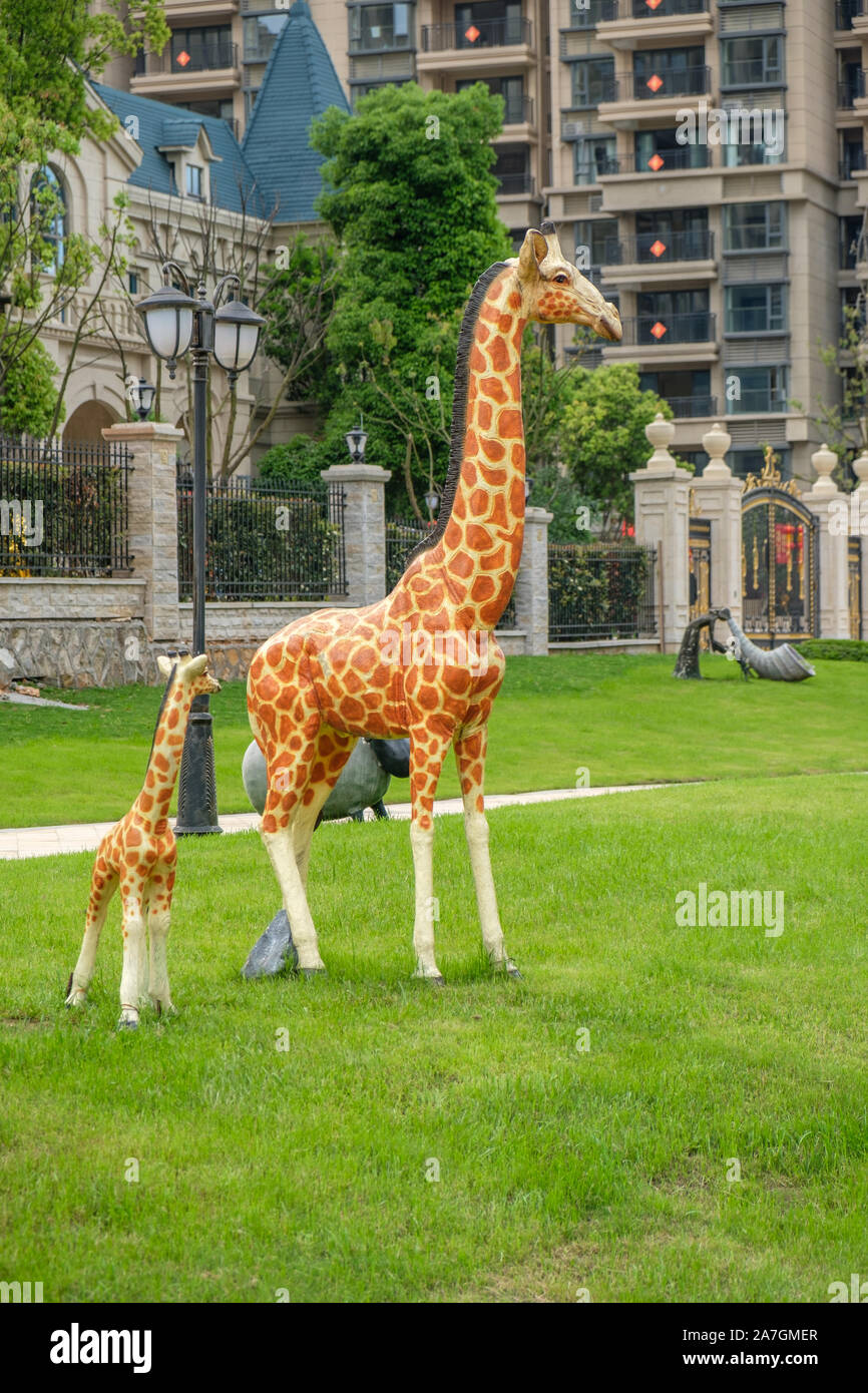 Statue of giraffe hi-res stock photography and images - Alamy