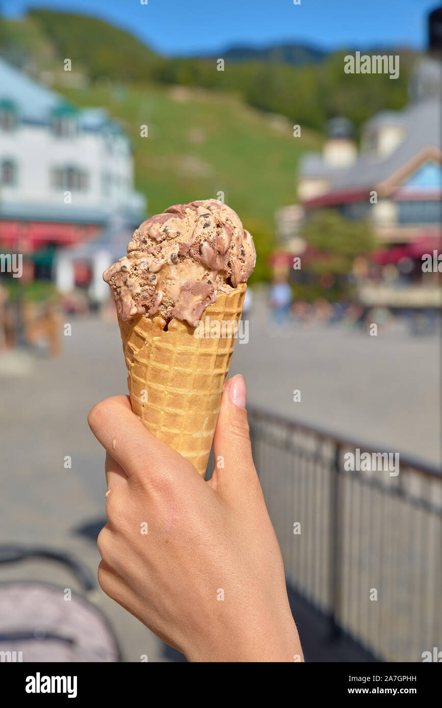 Hand holding ice cream hi-res stock photography and images - Alamy