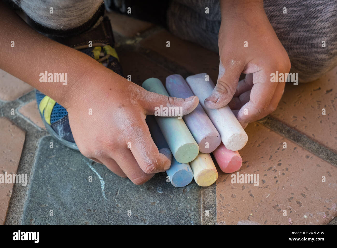 Pavement chalk kids hi-res stock photography and images - Alamy