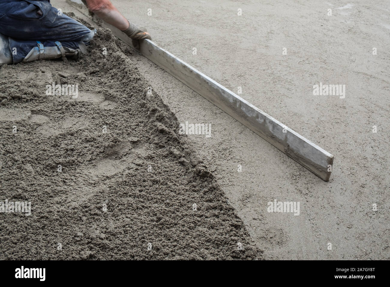 Cement leveling hi-res stock photography and images - Alamy