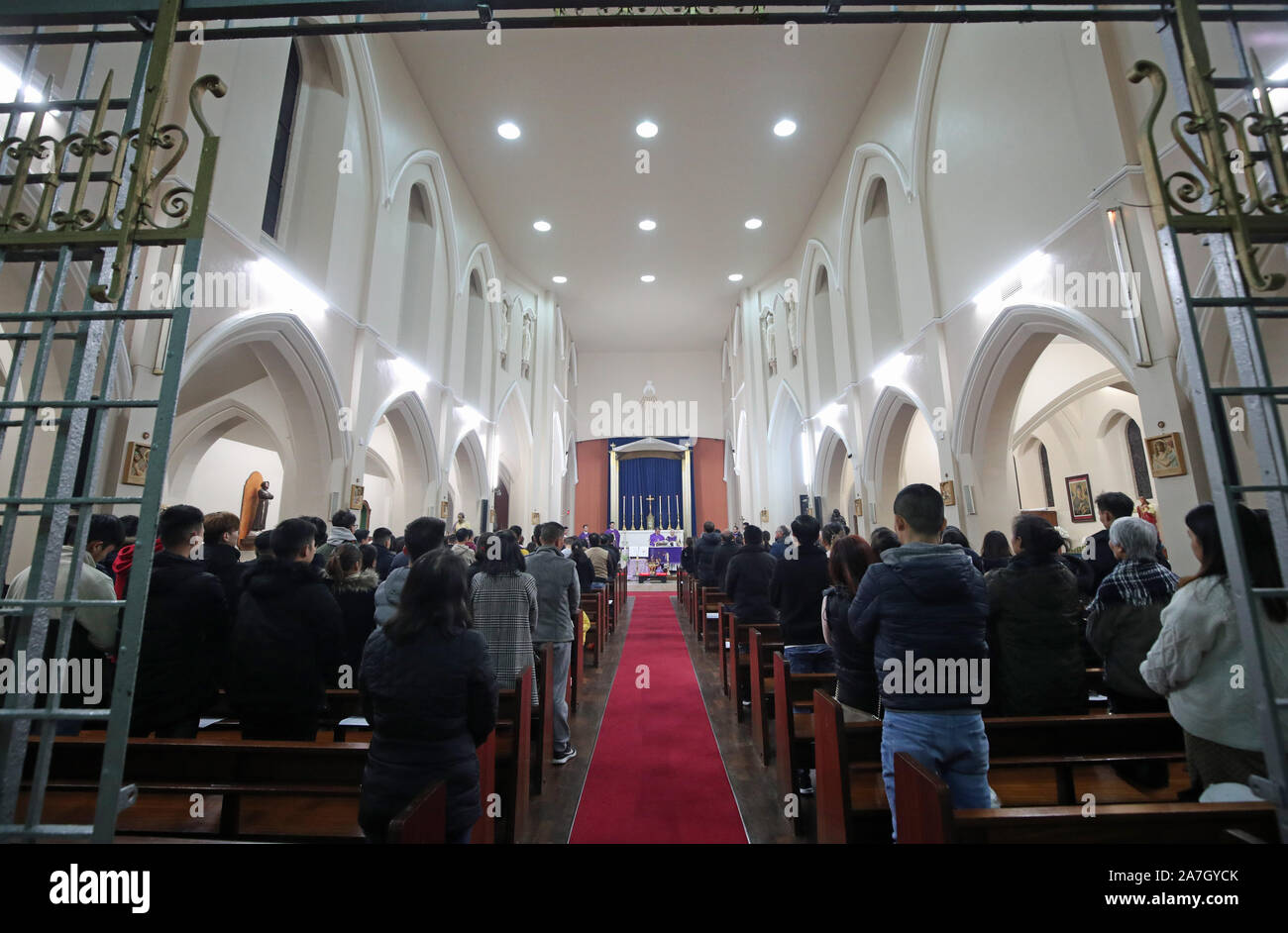 A full congregation fill the church hi-res stock photography and images ...