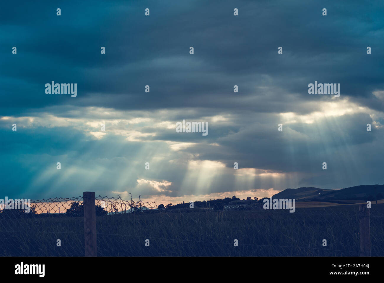 Light rays coming through clouds hi-res stock photography and images ...