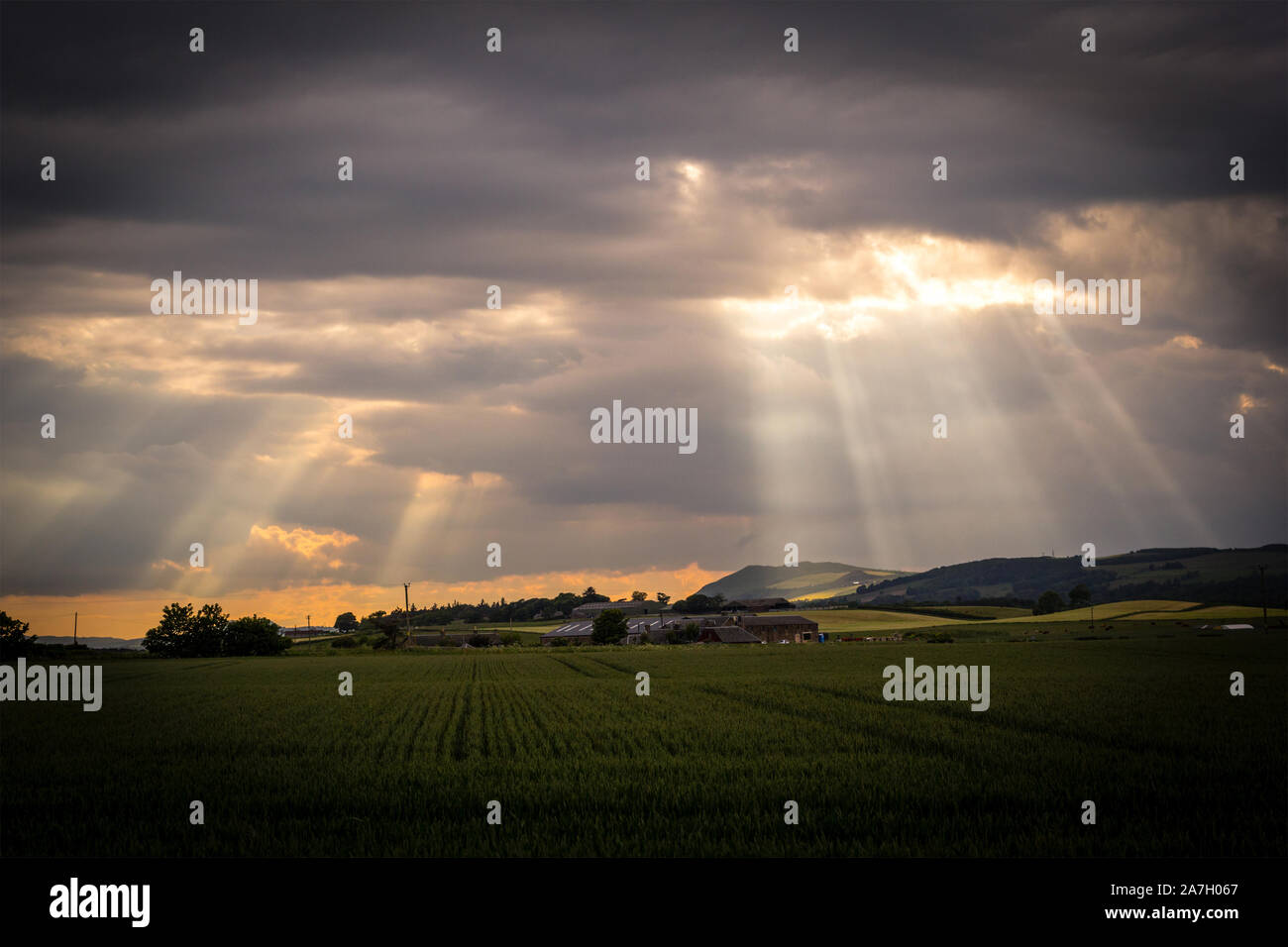 Light rays coming through clouds hi-res stock photography and images ...