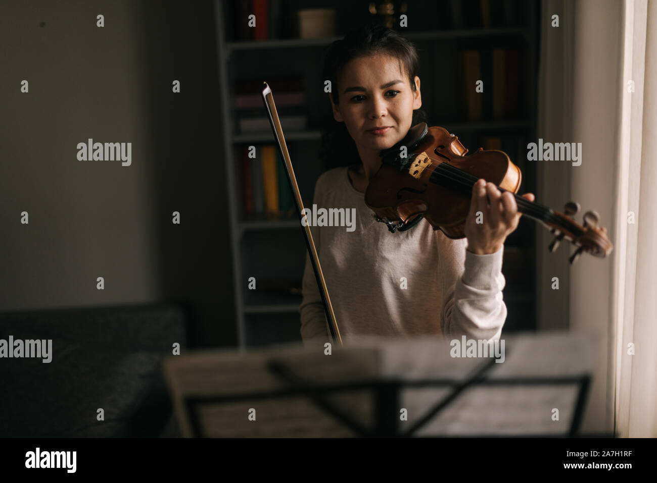 Female asian violinist playing violin hi-res stock photography and ...