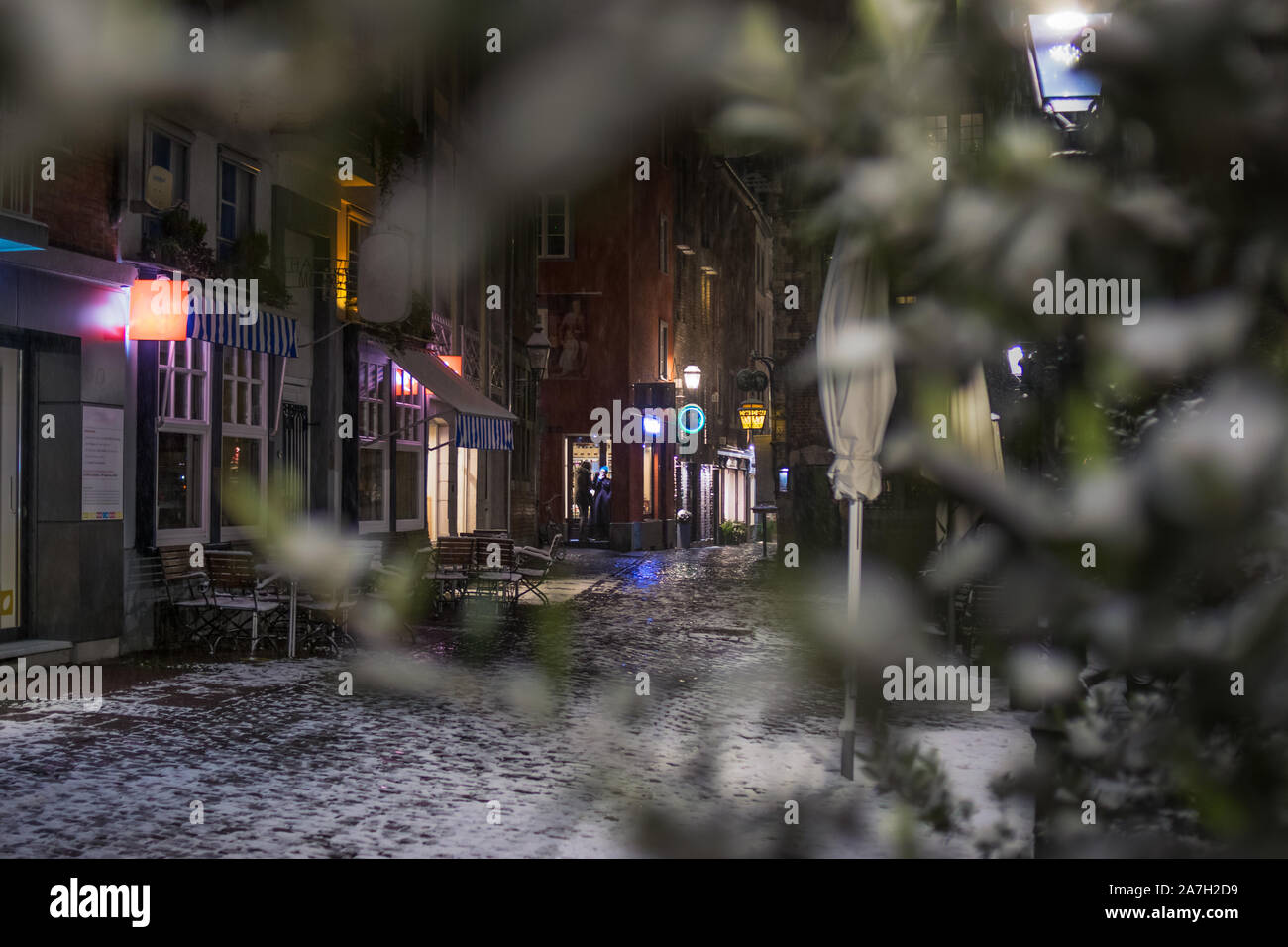 Empty street at night hi-res stock photography and images - Alamy