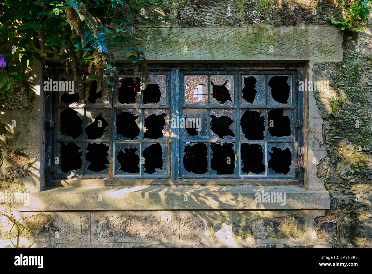 Broken derelict windows Stock Photo - Alamy