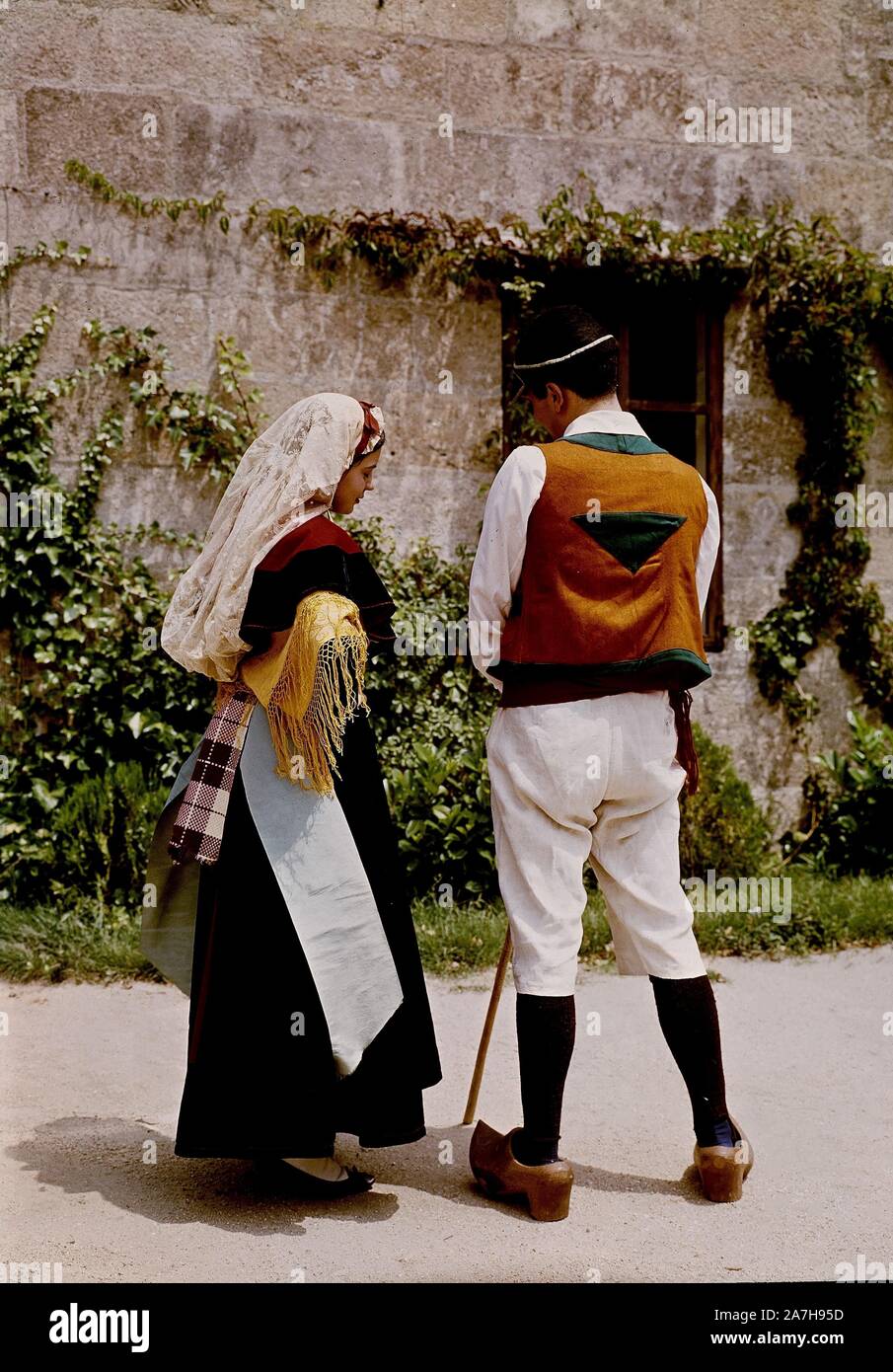TRAJE REGIONAL PAREJA DE SANTIAGO DE COMPOSTELA. Location: MUSEO DE ...