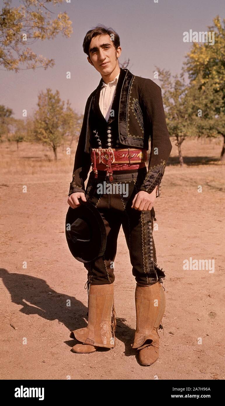 TRAJE REGIONAL MOZO DE SEGOVIA. Location: MUSEO DE ARTE POPULAR. MADRID ...