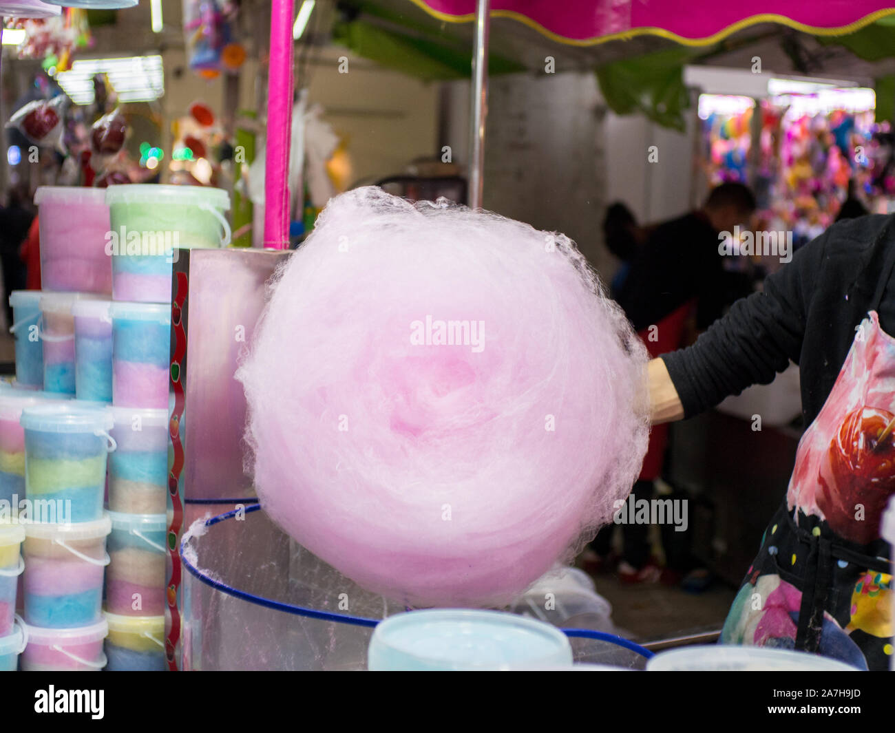 Man making cotton candy at funfair stand Stock Photo - Alamy