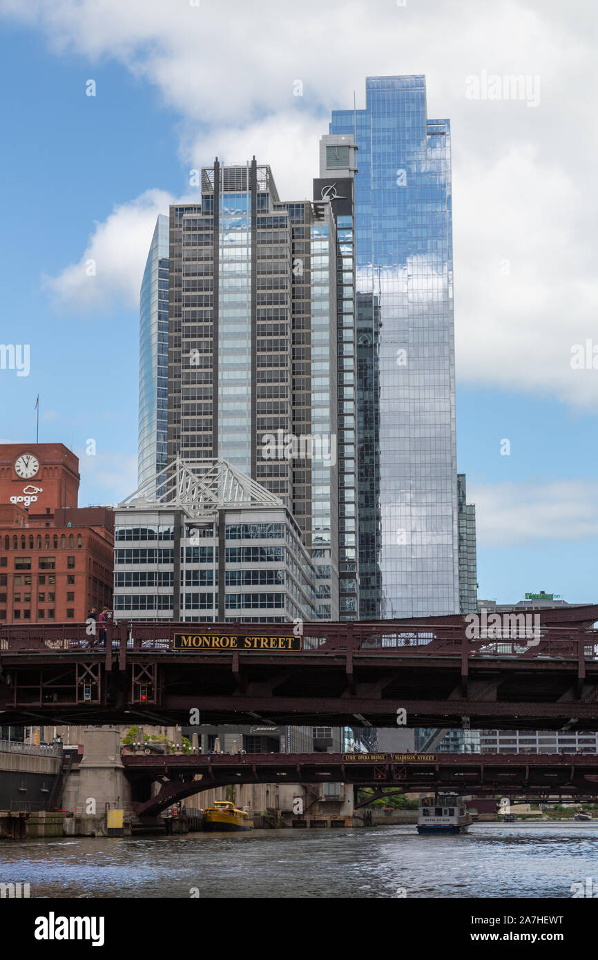 Monroe Street Bridge, Chicago River South Branch, Chicago, USA Stock ...