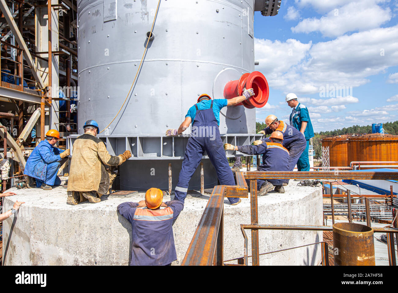Refinery construction hi-res stock photography and images - Alamy