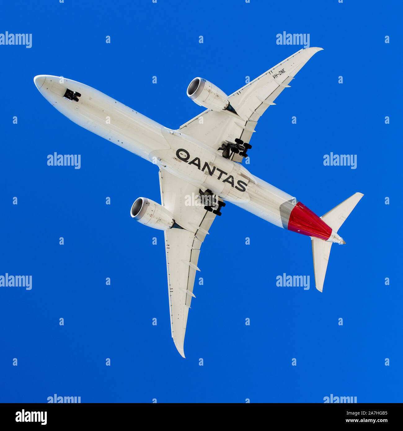 Boeing 787 Dreamliner VH-ZNE of Qantas Airways, on approach to Perth ...