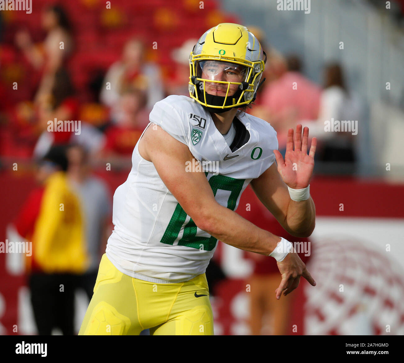 November 02, 2019 Oregon Ducks quarterback Justin Herbert (10) throws a ...