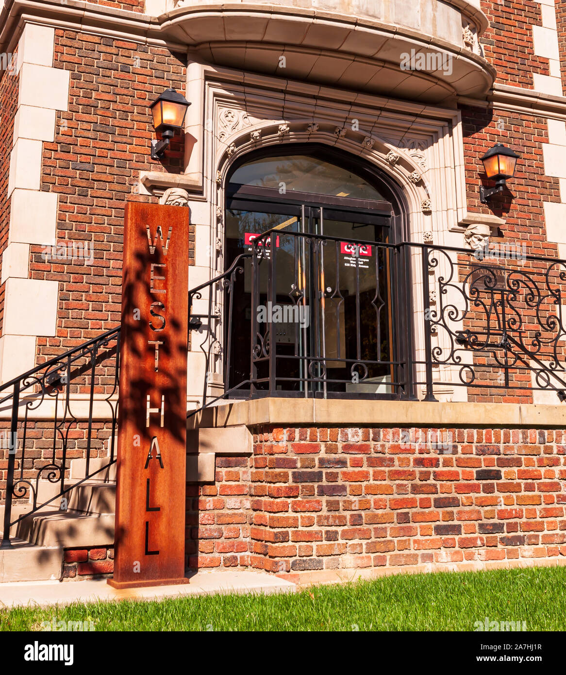 Four story building hi-res stock photography and images - Alamy