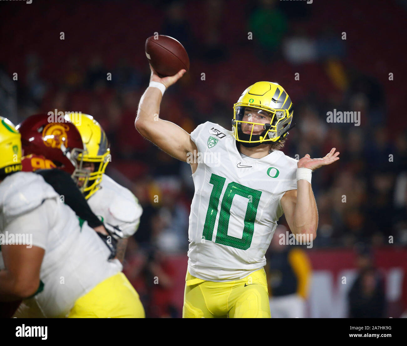November 02, 2019 Oregon Ducks quarterback Justin Herbert (10) throws a ...
