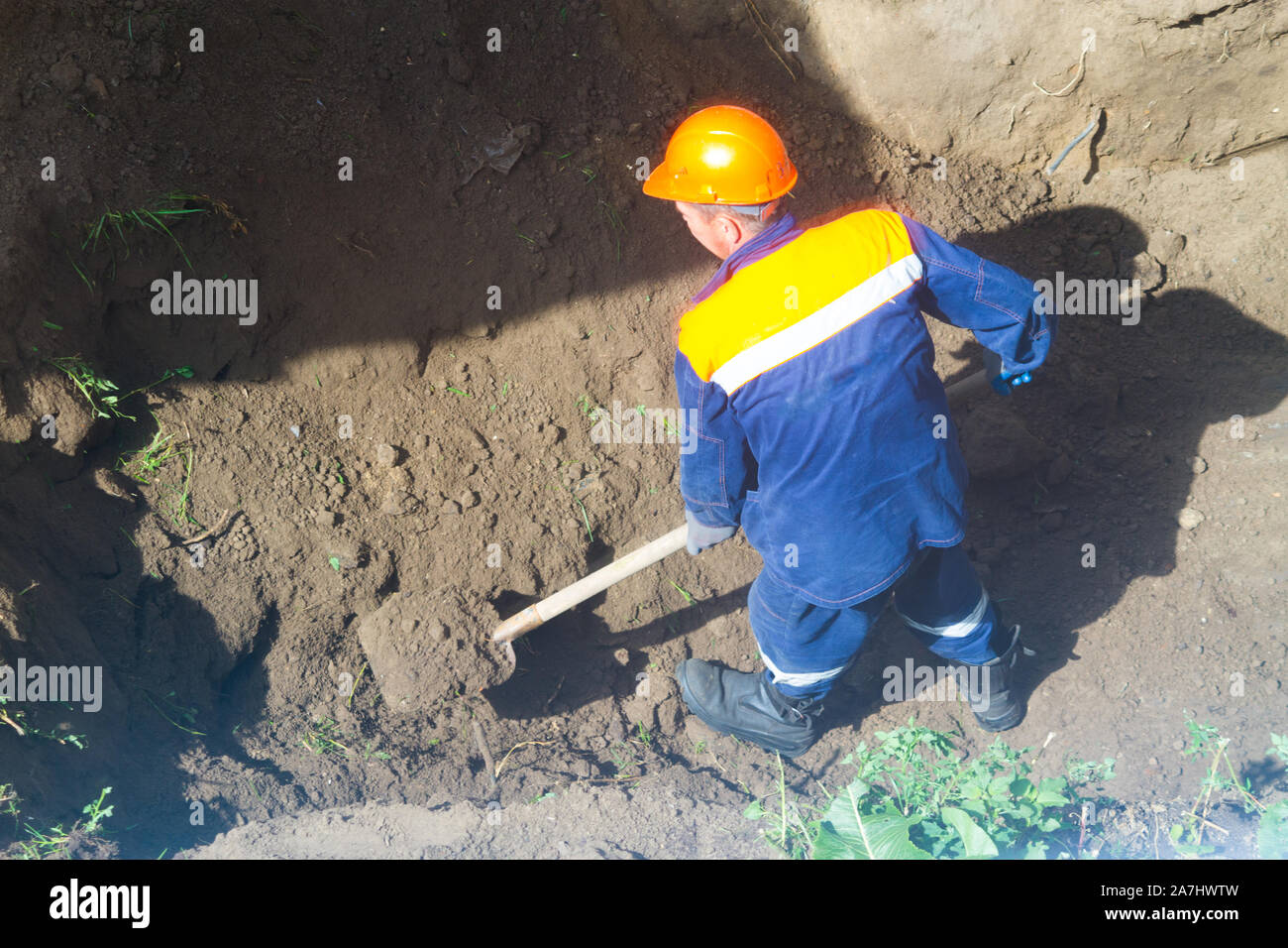 Unrecognizable worker in uniform digging. Construcrion site Stock Photo ...