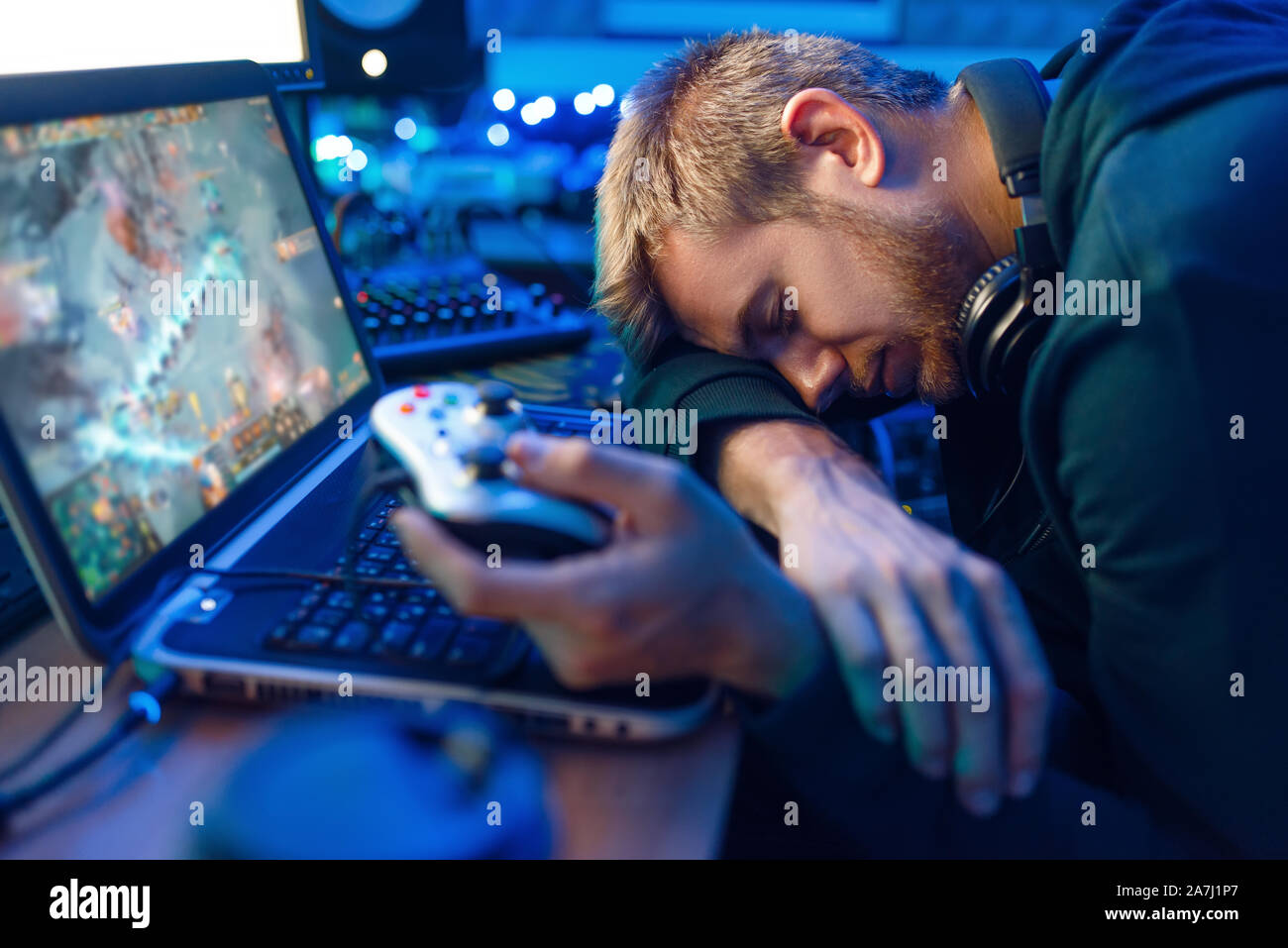 Male gamer sleeping at his laptop after challenge Stock Photo - Alamy