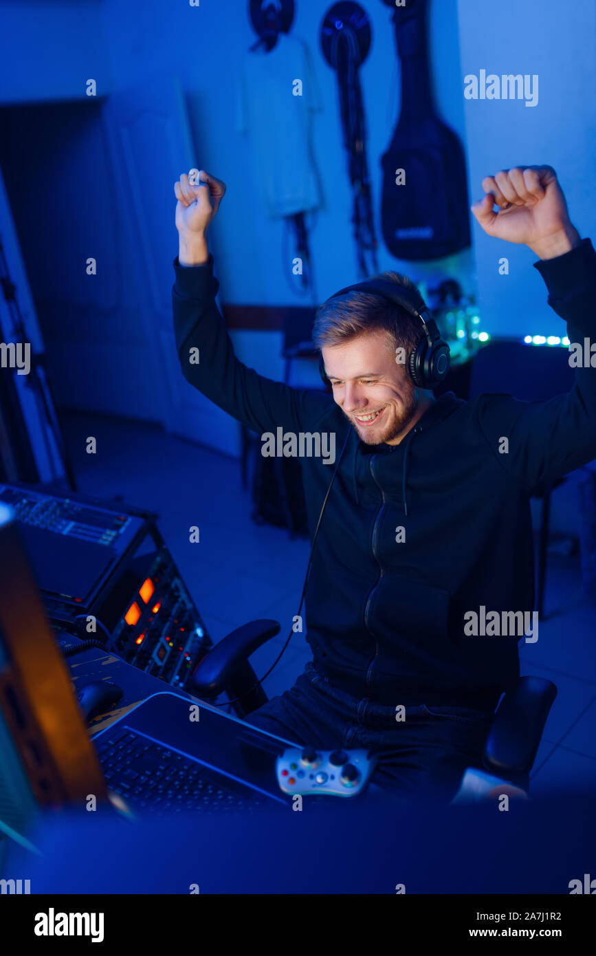 Male internet gamer hi-res stock photography and images - Alamy