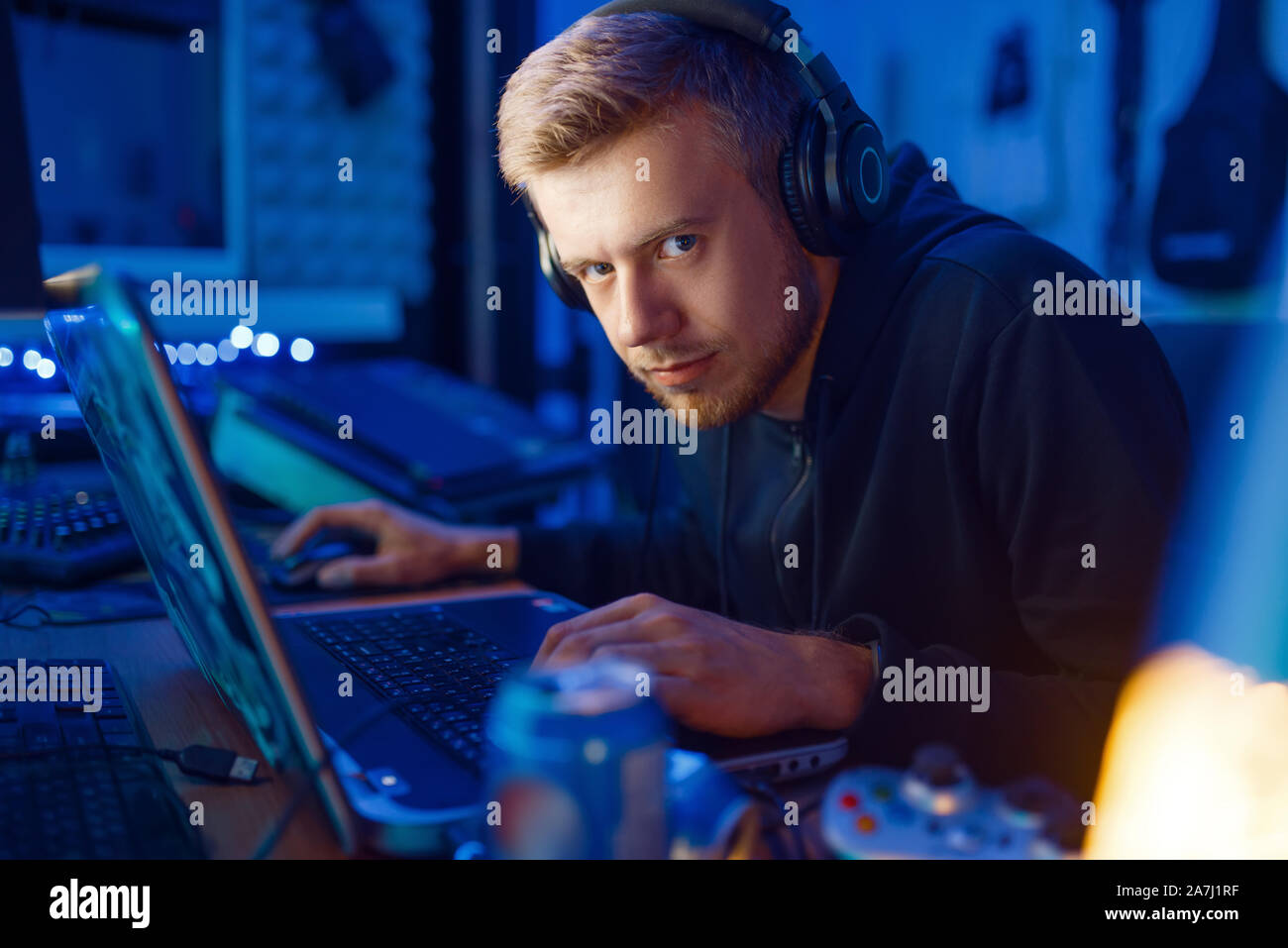 Crazy gamer, gaming lifestyle, cybersport Stock Photo - Alamy