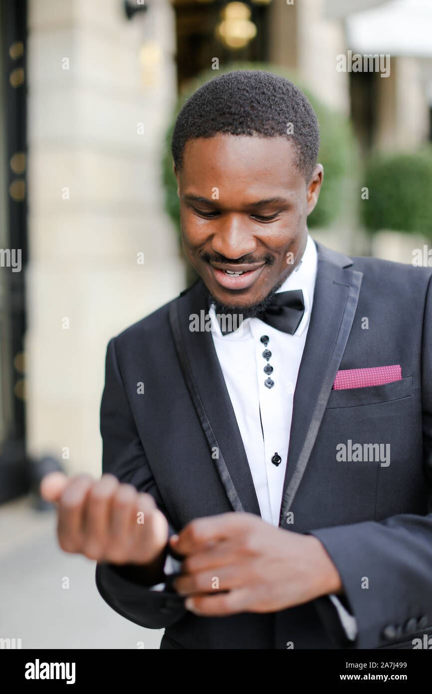 Afro american happy man wearing suit and smiling Stock Photo - Alamy