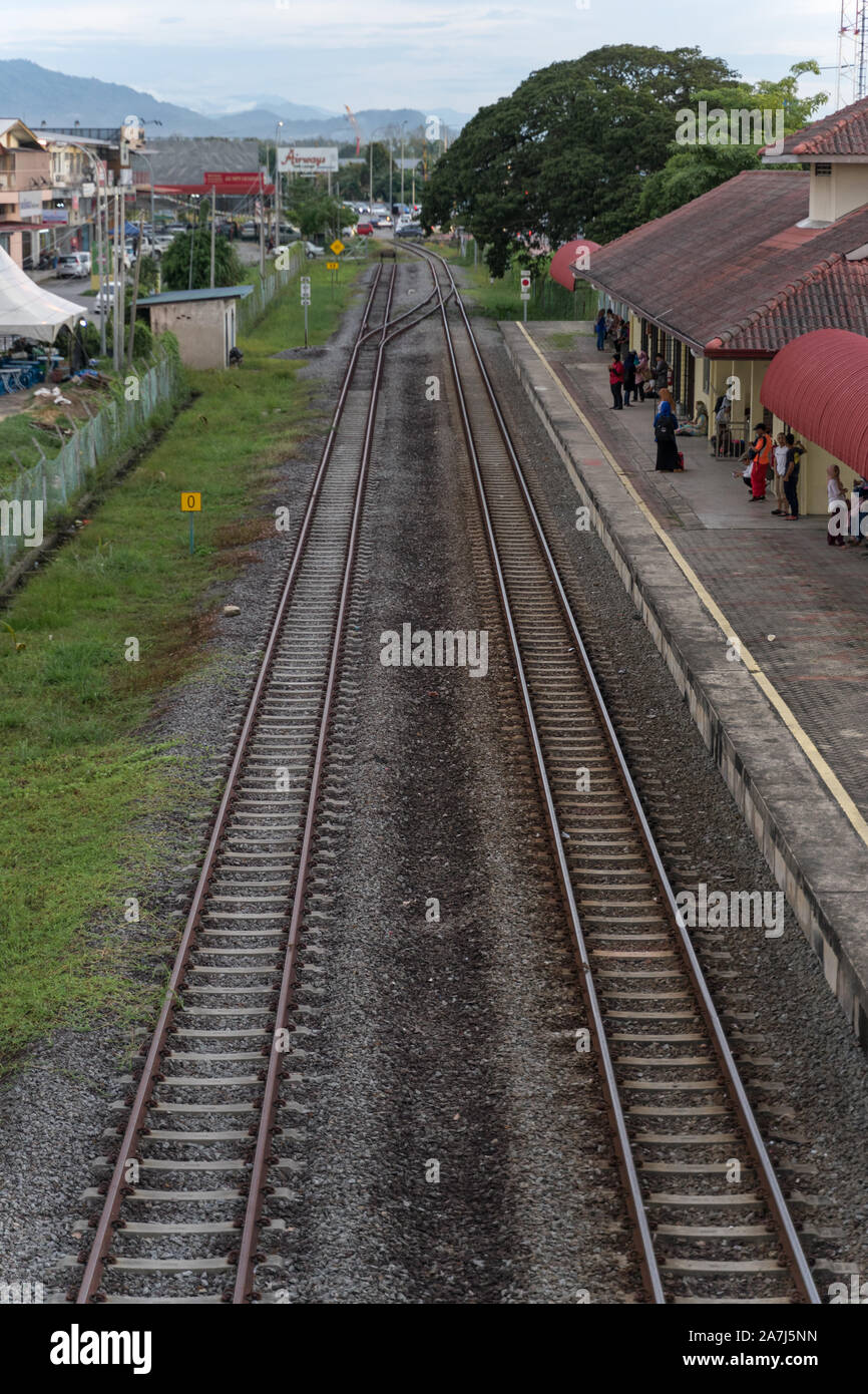 a train stopping at a station waiting for passengers to board Stock ...