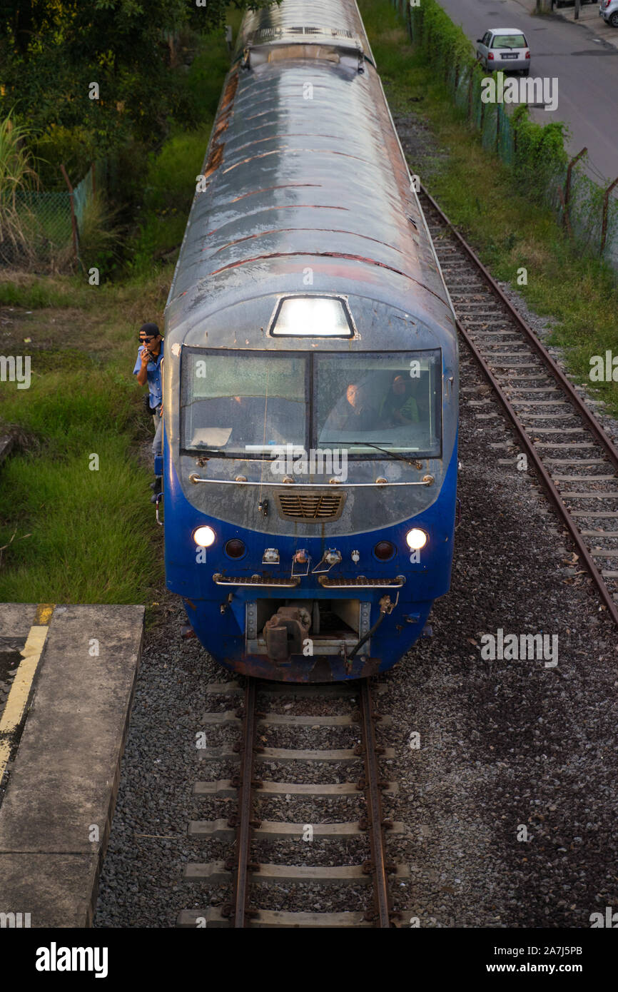a train stopping at a station waiting for passengers to board Stock ...
