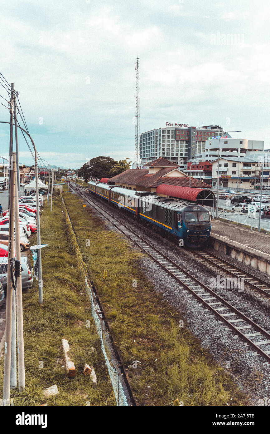 a train stopping at a station waiting for passengers to board Stock ...