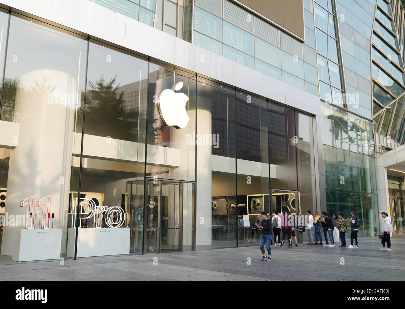 Because of the launch of new version of iPhone, Apple lovers line up ...
