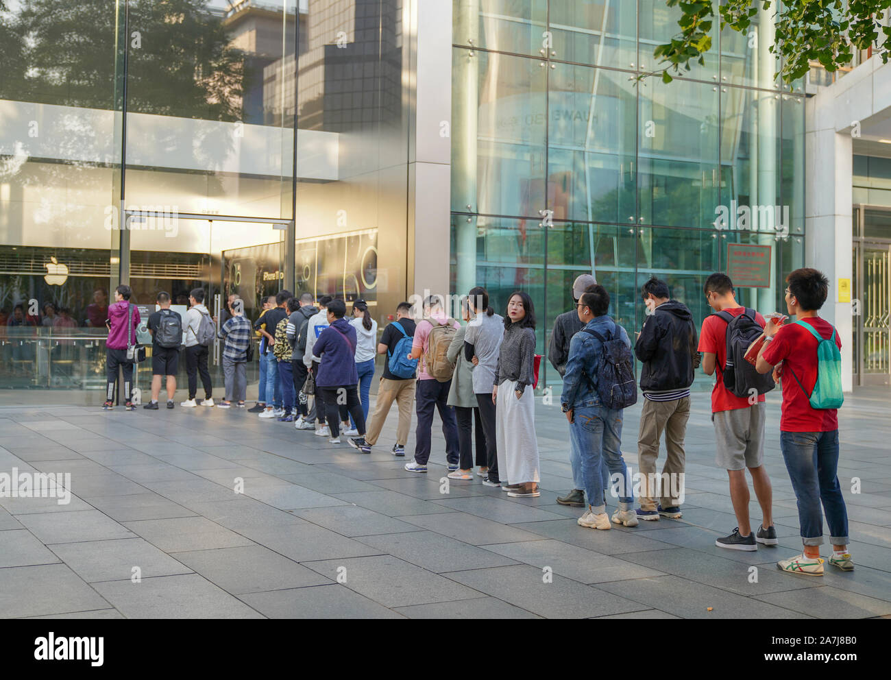 Because of the launch of new version of iPhone, Apple lovers line up ...