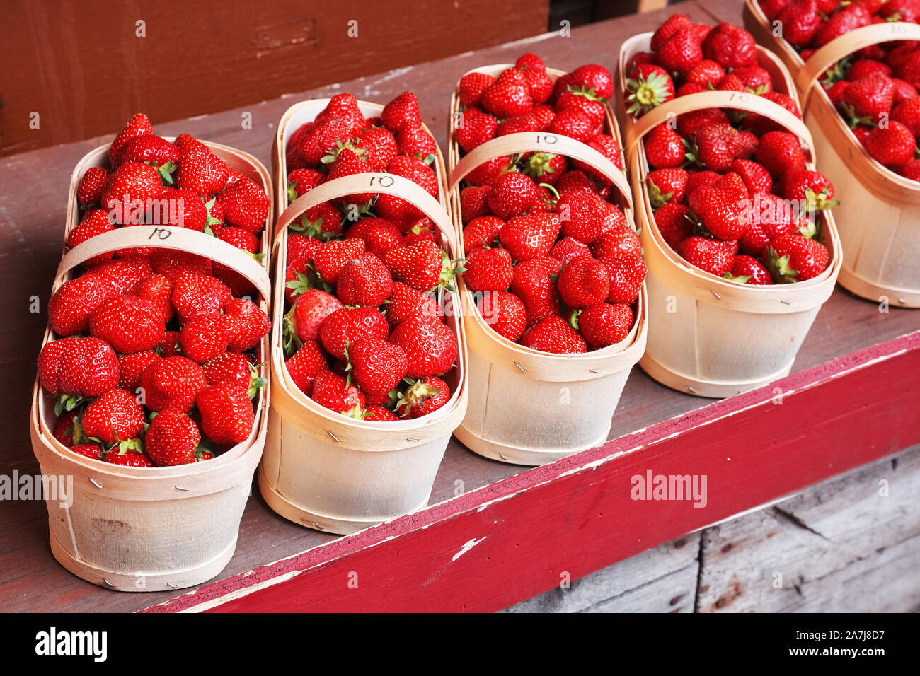 Strawberries grocery shop hi-res stock photography and images - Alamy