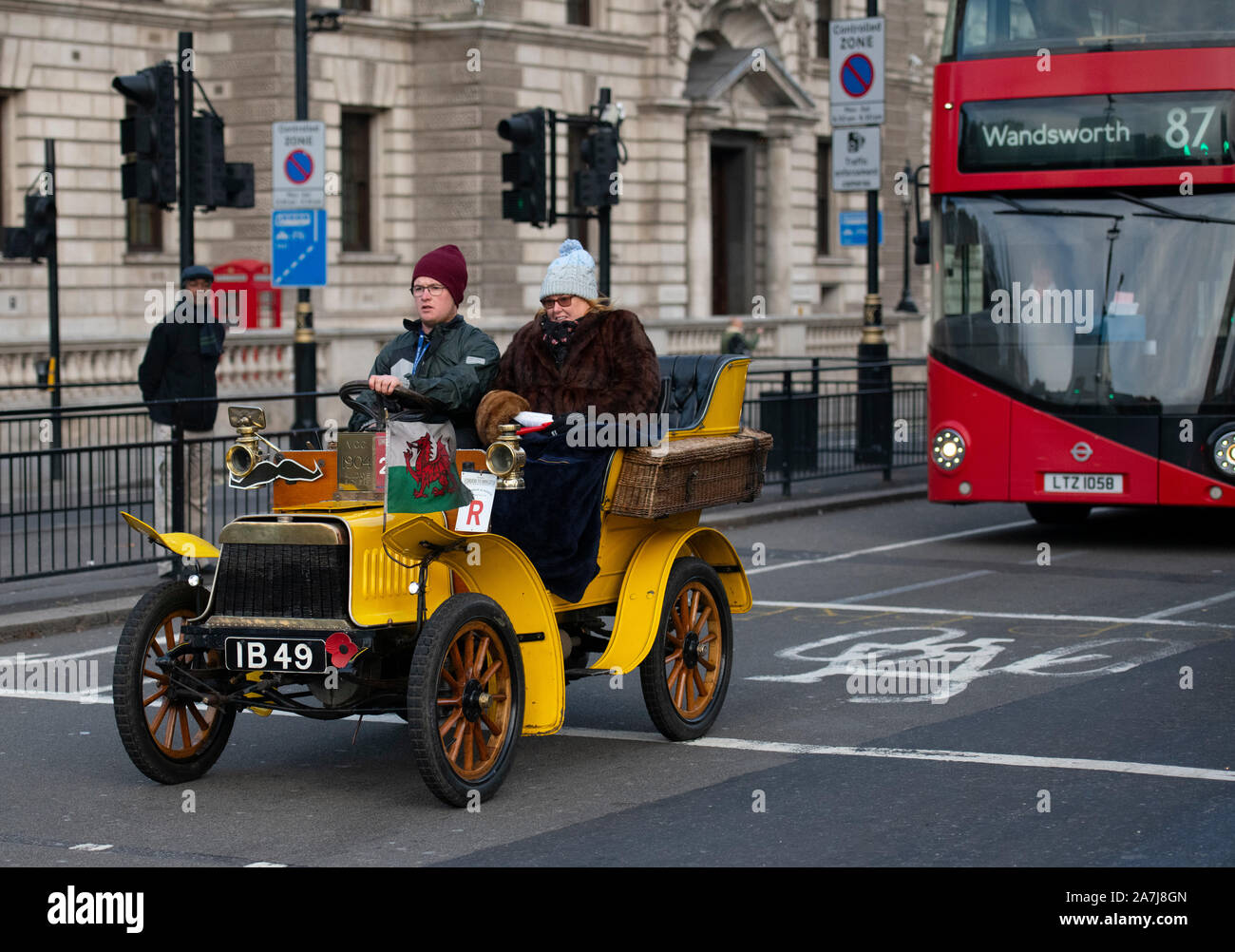 87 bus wandsworth hi-res stock photography and images - Alamy