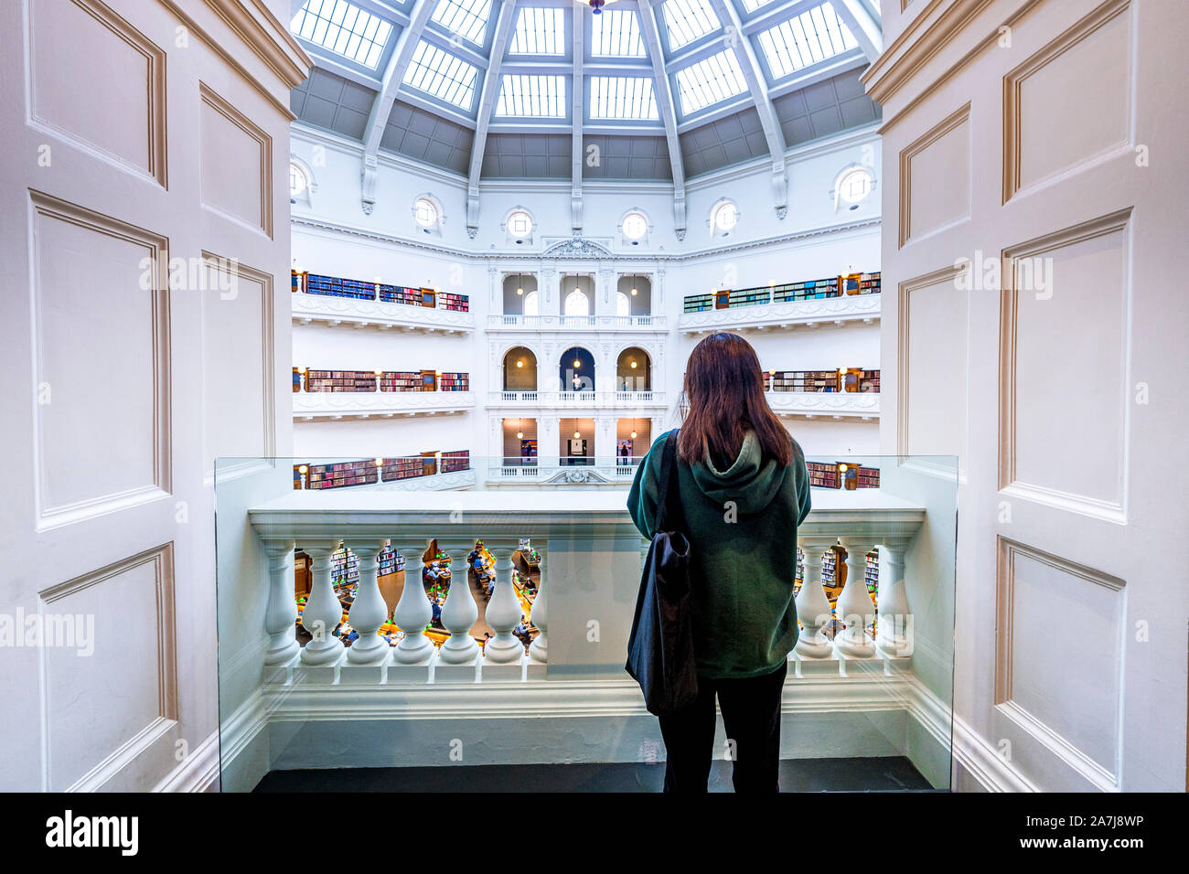 Victorian library hi-res stock photography and images - Alamy