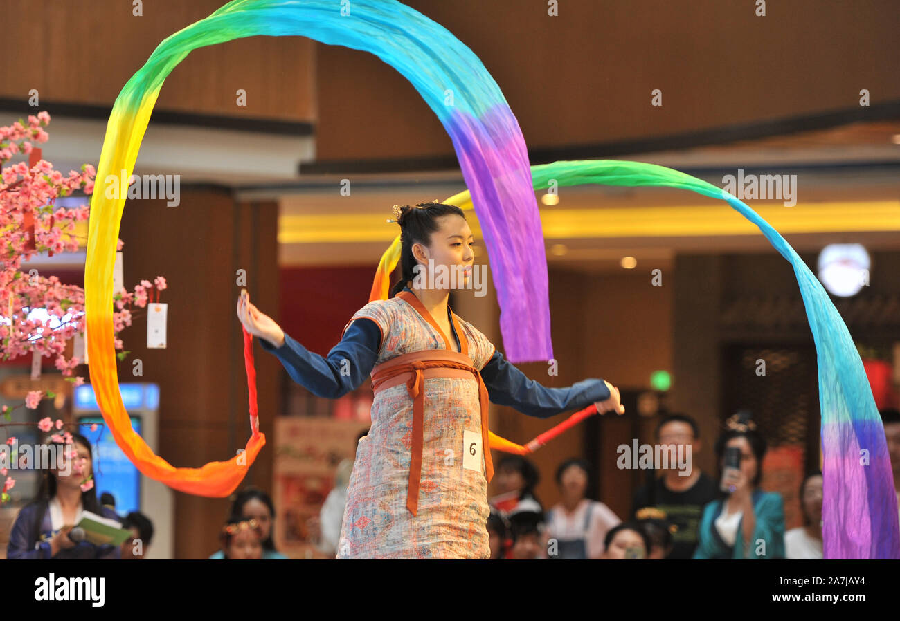 Beauties dressing in ancient Chinese clothes demonstrate and perform ...