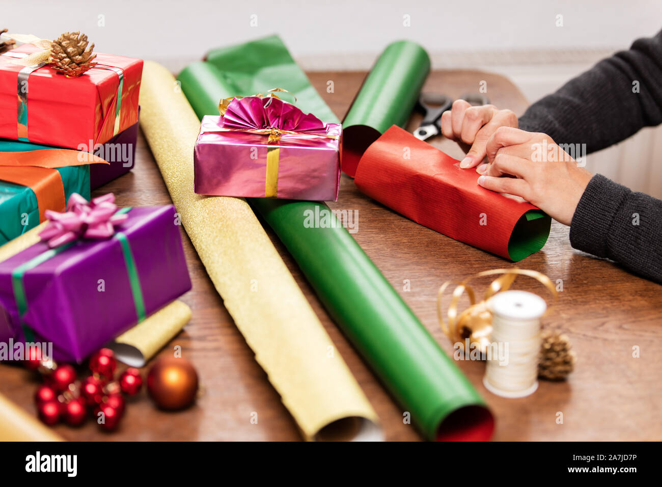 Woman wrapping a birthday present hi-res stock photography and images ...