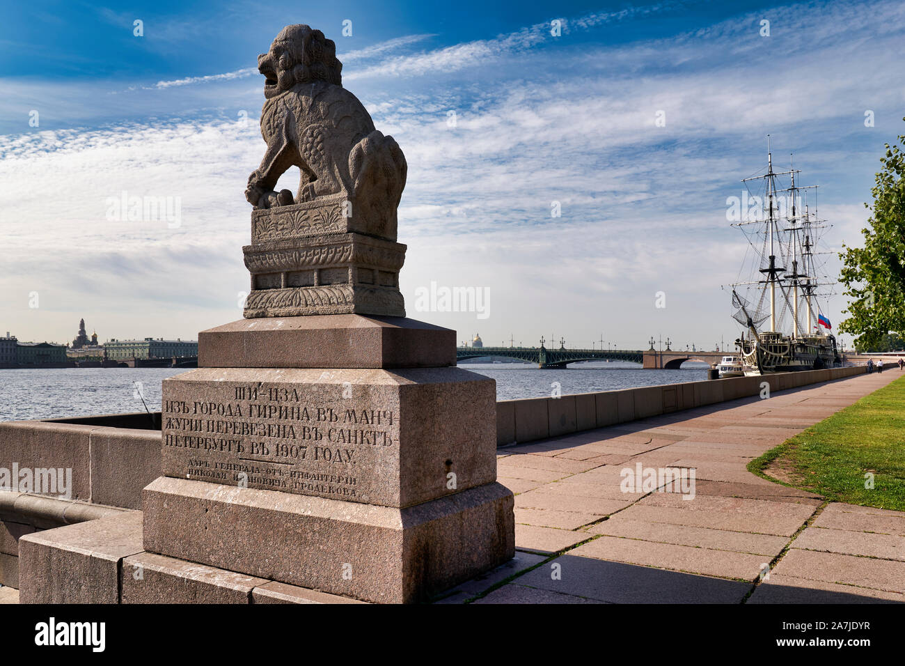 Statue on the river hi-res stock photography and images - Alamy
