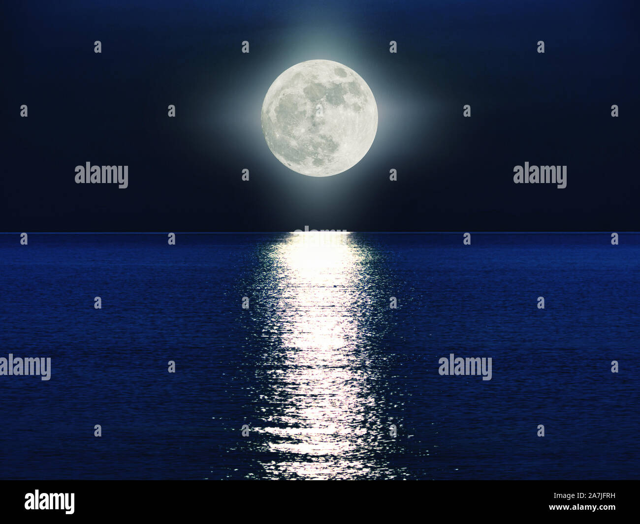Moon over the sea hi-res stock photography and images - Alamy