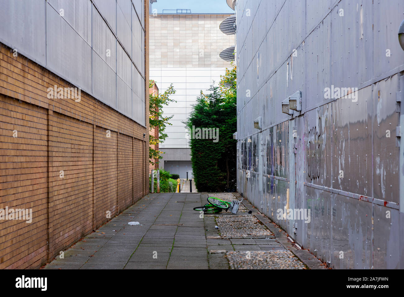 Run down alleyway hi-res stock photography and images - Alamy