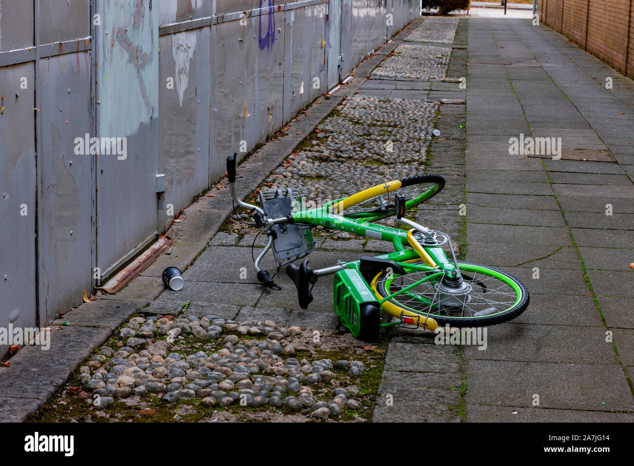 Ebike thrown hi-res stock photography and images - Alamy