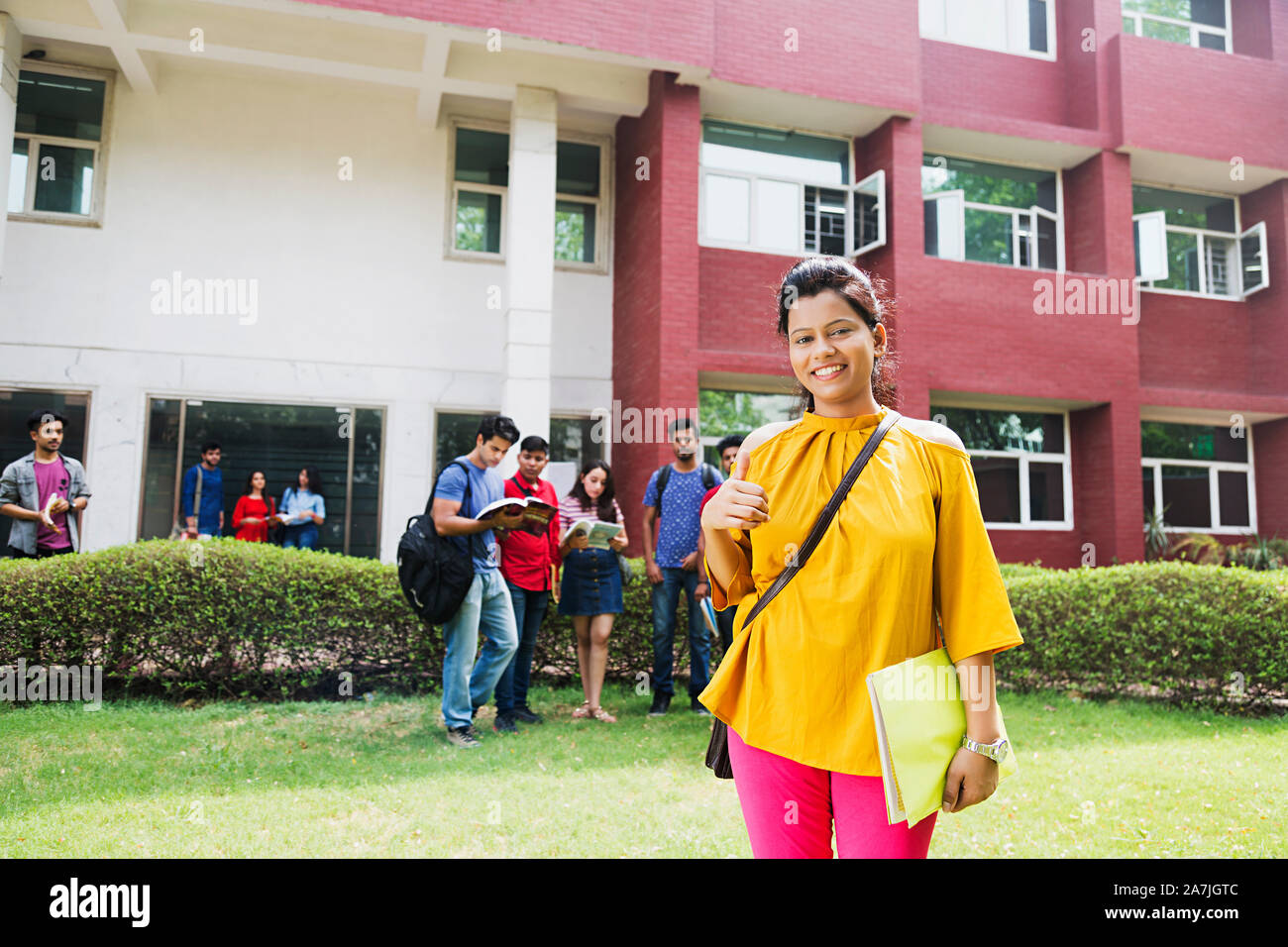 Students looking up university hi-res stock photography and images - Alamy